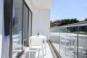 Apartamento Comfort, 1 cama king-size e sofá-cama, varanda, Vista para a cidade | Varanda