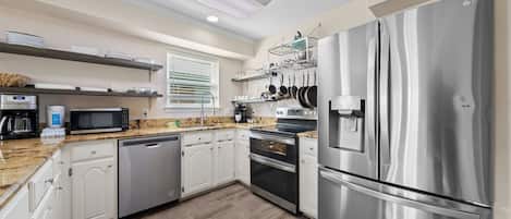 Casa Signature, 3 quartos, não fumadores, aceitam-se animais de estimação | Cozinha privada | Um frigorífico, um micro-ondas, um forno, uma placa de cozinha