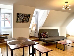 Suíte luxo, vista para a cidade | Escrivaninha, espaço de trabalho para notebook, cortinas blackout