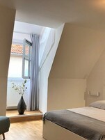 Suíte luxo, vista para a cidade | Escrivaninha, espaço de trabalho para notebook, cortinas blackout