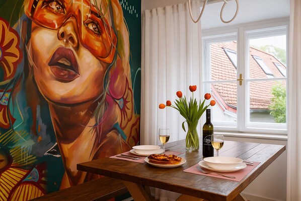 Apartamento luxo, vista para a cidade | Escrivaninha, espaço de trabalho para notebook, cortinas blackout