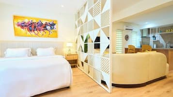 Quarto júnior, sacada, vista para a cidade | Escrivaninha, espaço de trabalho para notebook, cortinas blackout