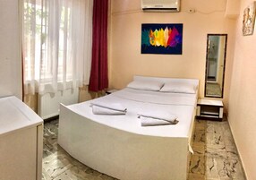 Quarto Duplo ou Twin Standard, vista para o jardim | Secretária adequada para computadores portáteis, ferro/tábua de engomar 