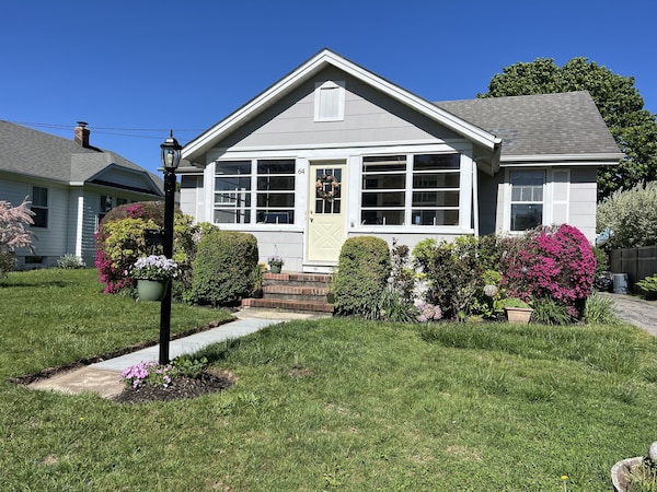 Charming 3-bedroom Cottage, Steps To Sandy Beach & Restaurant In Wine Country. - Palmer Vineyards, Riverhead