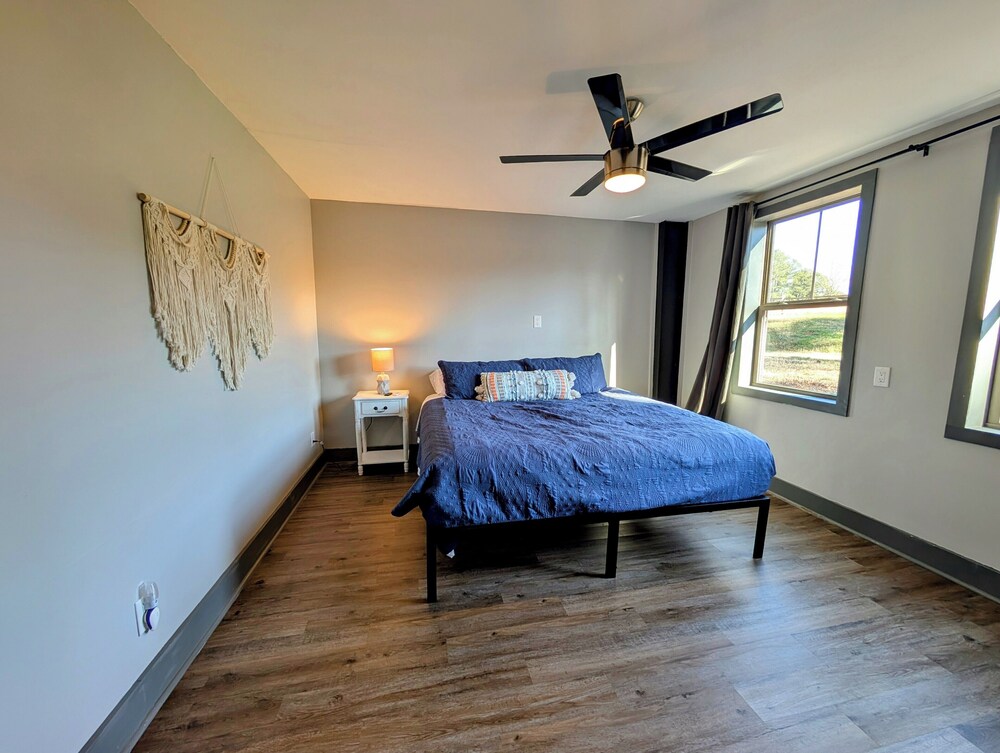 The Tillery Barndo - Two bedrooms/loft, dock, flat lot, spa, trampoline ...