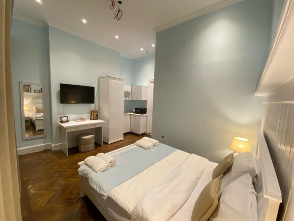 Estúdio Clássico, 1 cama queen-size, Vista para a cidade | Cozinha privada | Uma cafeteira/bule, utensílios de cozinha