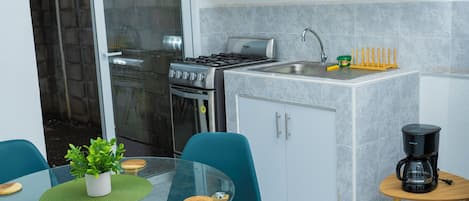 Casa, 2 quartos, pátio | Cozinha privada | Um micro-ondas, um forno, uma cafeteira/bule, liquidificador