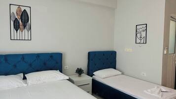 Quarto Triplo Comfort, varanda, vista para o mar | Secretária, secretária adequada para computadores portáteis