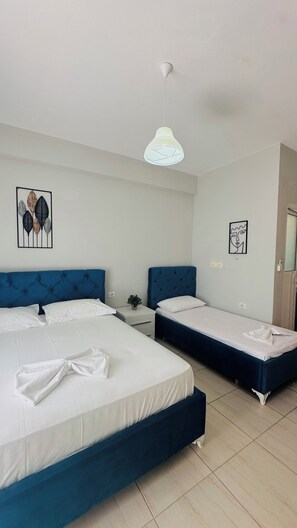 Quarto Triplo Comfort, varanda, vista para o mar | Secretária, secretária adequada para computadores portáteis 