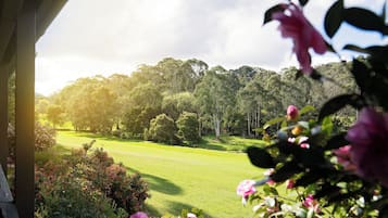 Quarto conforto, vista para o campo de golfe | Terraço/pátio