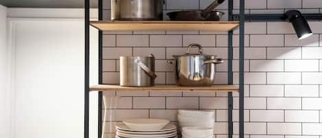 Geladeira, micro-ondas, cooktop, torradeira