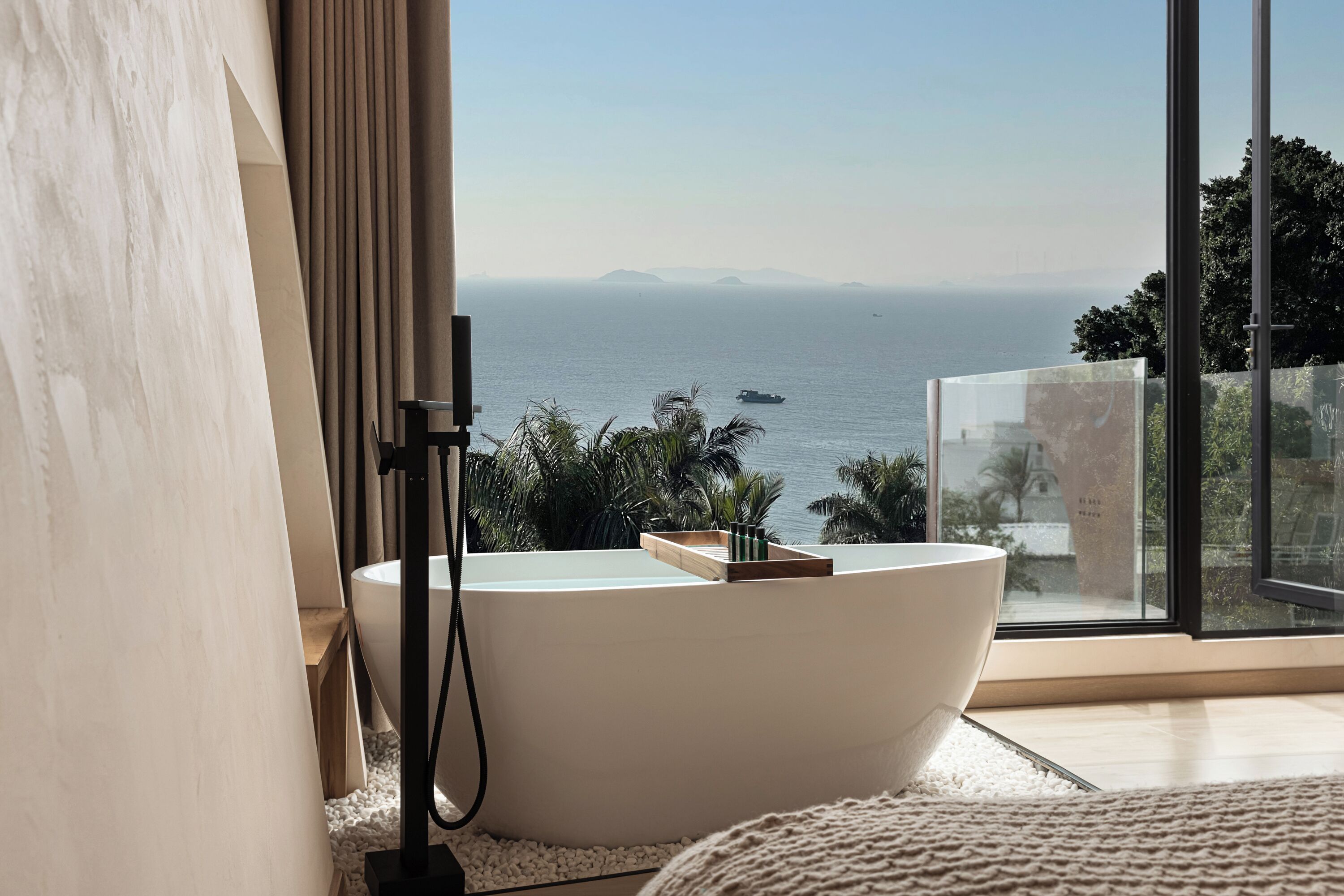 Quarto Duplo Design, 1 cama king-size, banheira, vista para o mar | Banheira de hidromassagem privativa