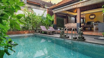 Piscina exterior, espreguiçadeiras