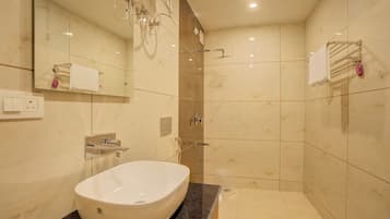 Quarto casal romântico, sacada, vista para o parque | Banheiro | Chinelos