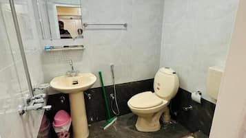 Quarto luxo, vista para a cidade | Banheiro | Chuveiro, produtos de toalete grátis, toalhas de banho, sabonete