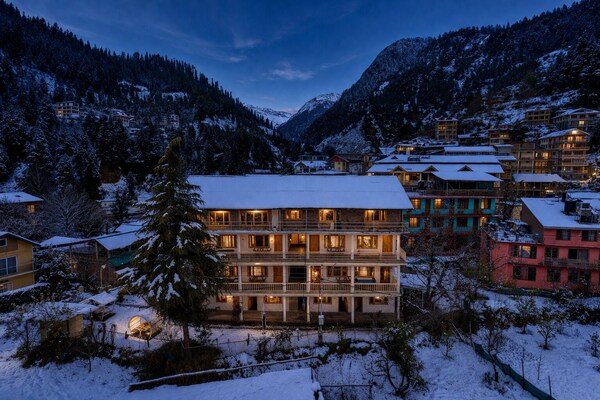 Beholden Stay & Cafe-mountain View Boutique Stay In Old Manali - Manali
