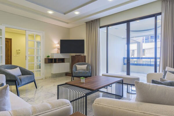 Crest - 3 Bedroom Apartment In Hamra - Beirut