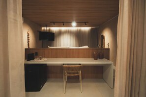 Quarto casal luxo, varanda coberta | Roupas de cama premium, camas com colchões pillow-top, frigobar