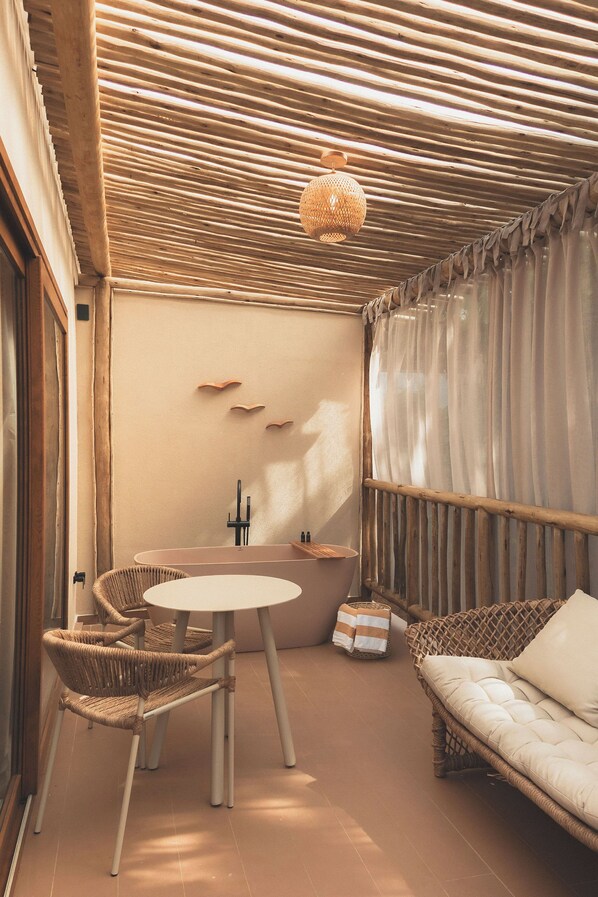 Quarto casal luxo, varanda coberta | Terraço/pátio