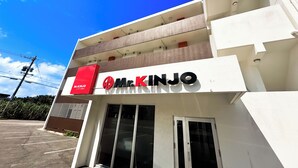 Um edifício com uma placa indicando 