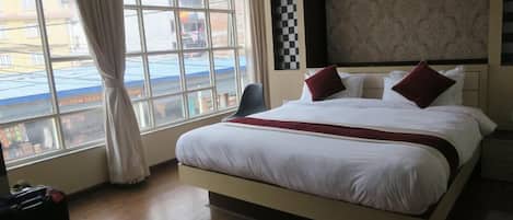 Quarto Duplo Deluxe, Vista para a cidade | Secretária, secretária adequada para computadores portáteis