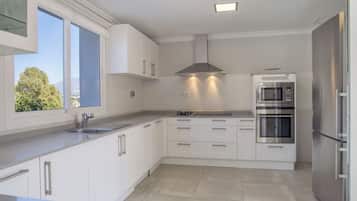 Um frigorífico, um micro-ondas, um forno, uma placa de cozinha