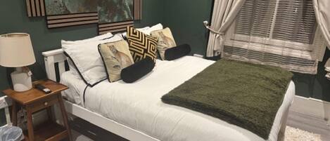 Quarto Deluxe, vista para o jardim | Cofre no quarto, secretária