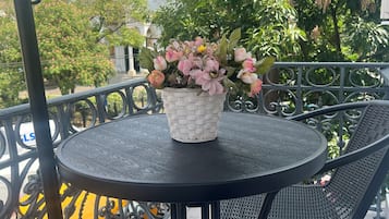 Quarto Triplo Deluxe, Vista para a cidade | Terraço/pátio interior