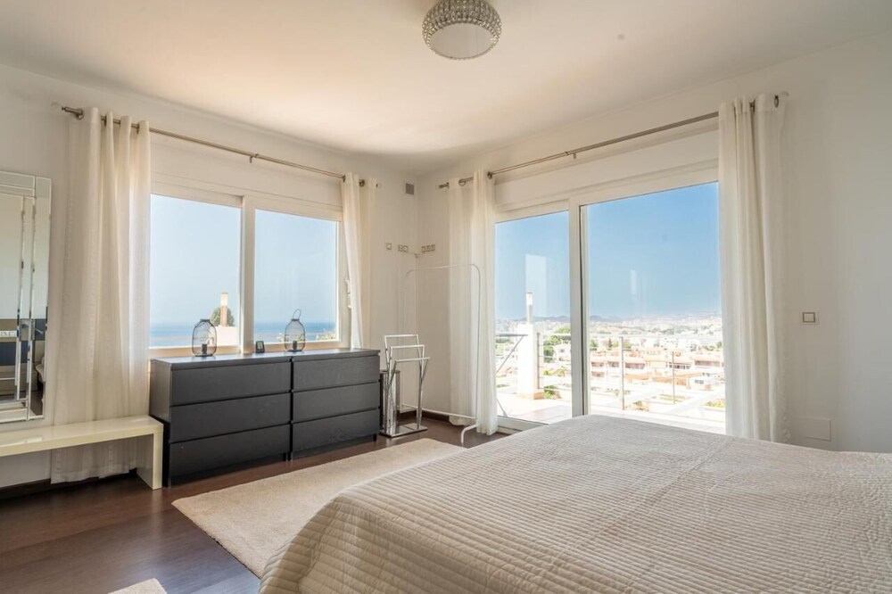Spacious 3br Villa With Pool And Views - Fuengirola