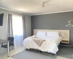 Quarto Comfort | Secretária, secretária adequada para computadores portáteis 