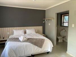 Quarto conforto | Escrivaninha, espaço de trabalho para notebook, cortinas blackout