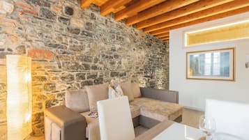 Apartamento, 2 quartos (2 Bedrooms) | Sala de estar | Televisor de ecrã plano de 32 polegadas com canais por cabo