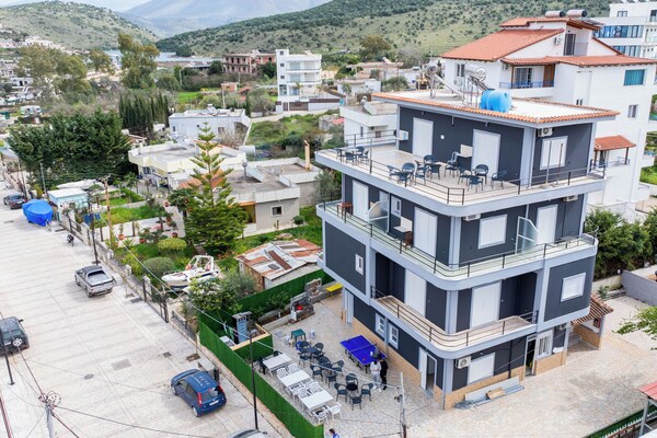 Brothers Of The World Hostel - Ksamil