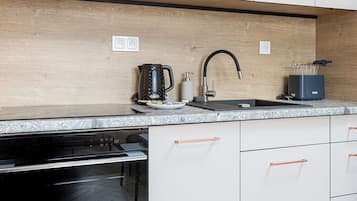 Estúdio, varanda | Kitchenette privada | Uma chaleira elétrica