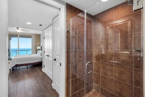 Condo, várias camas (Portofino Island Resort 1-1402) | Banheiro