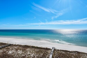Apartamento em Condomínio Fechado, várias camas (Navarre Towers 805) | Praia | Na praia 
