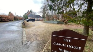 Sinal indicando 'Estacionamento The Coach House'.