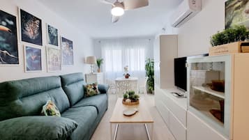 Apartamento, 1 quarto, sacada, vista para a piscina | Sala de estar