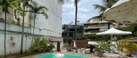 Suíte conforto, vista para a piscina | Terraço/pátio