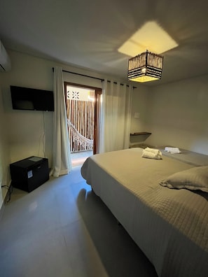 Quarto Triplo Comfort, varanda | Wi-fi grátis, roupa de cama fornecida 