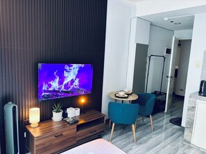 Estúdio Standard | Sala de estar | TV de ecrã plano 