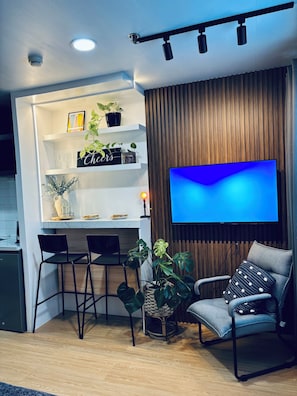 Estúdio Standard | Sala de estar | TV de ecrã plano, Netflix, serviços de streaming 