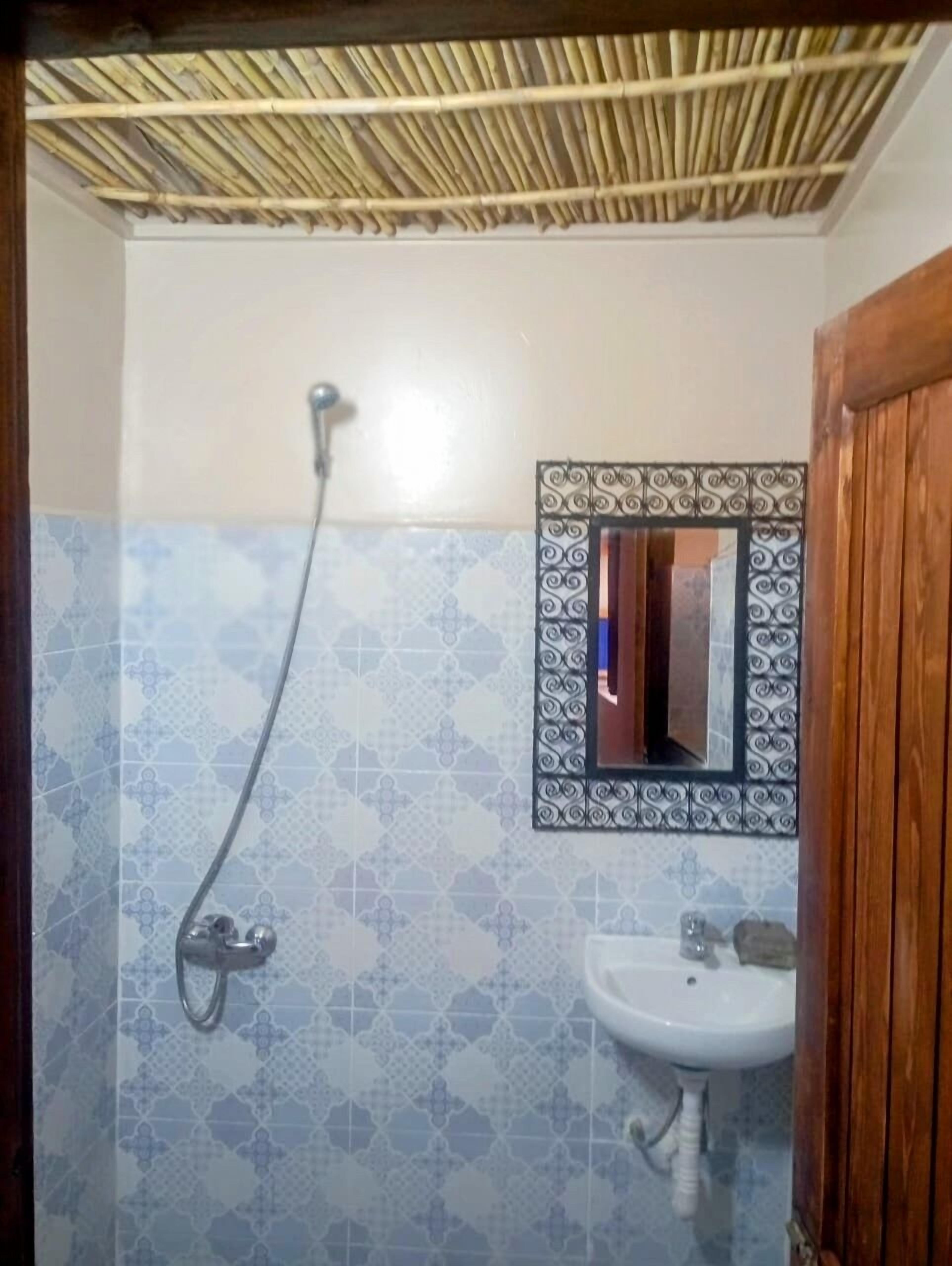 Quarto casal standard, vista para o pátio | Banheiro