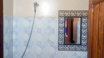 Quarto casal standard, vista para o pátio | Banheiro