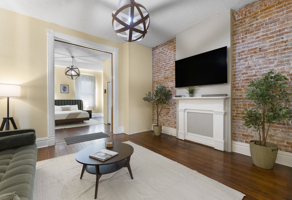 Chic 1-bedroom apartment with WiFi, AC in fabulous St. Louis - St ...