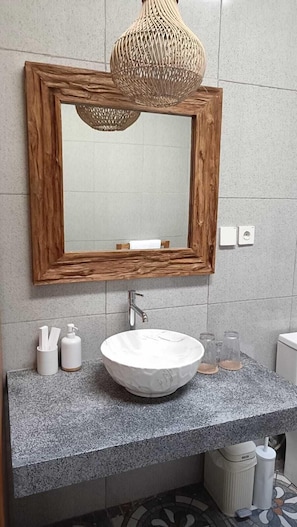 Quarto Duplo Deluxe | Casa de banho | Um polibã, um secador de cabelo, um bidé, toalhas fornecidas 