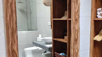 Quarto casal luxo | Banheiro | Chuveiro, secador de cabelo, toalhas de banho, sabonete