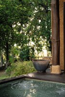 Suíte luxo, 1 quarto, piscina particular, vista para a piscina | 1 quarto, cofres nos quartos, escrivaninha