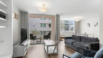 Apartamento, sacada | Sala de estar | TV de tela plana