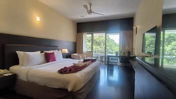 Quarto casal luxo, sacada, vista para a piscina | Frigobar, cofres nos quartos, cortinas blackout